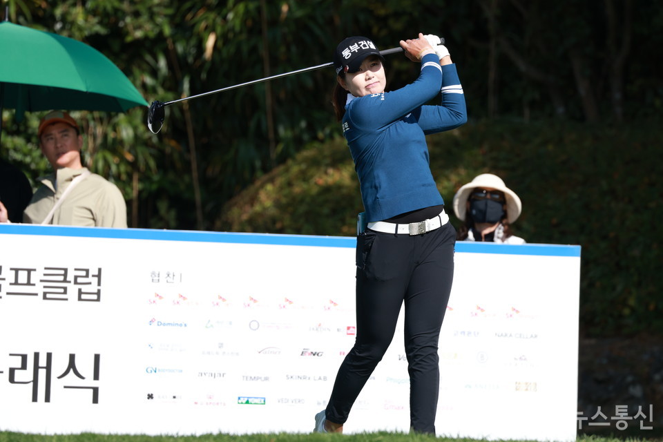 이정은6 정윤지 배소현 8언더파, KLPGA SK네트웍스-서울경제 레이디스 클래식 2R 선두 - 서울뉴스통신