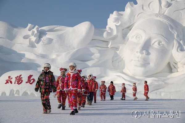 거대 눈 조각상 앞, 시선 확 끄는 어린이 모델 - Kollo