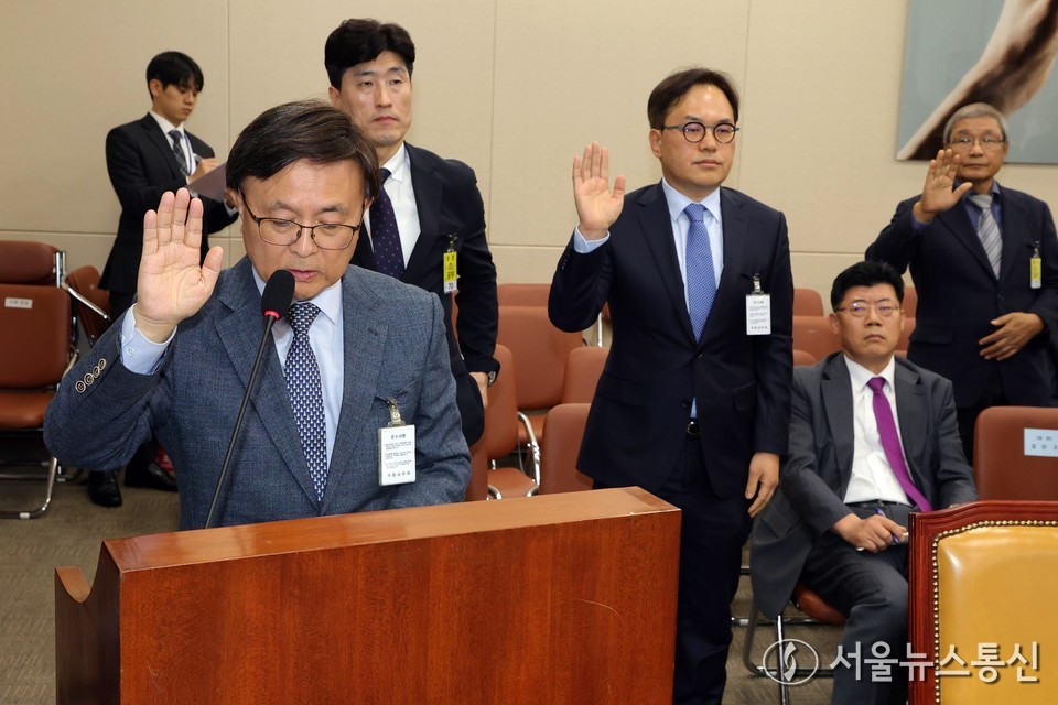 선서하는 증인들 - 서울뉴스통신